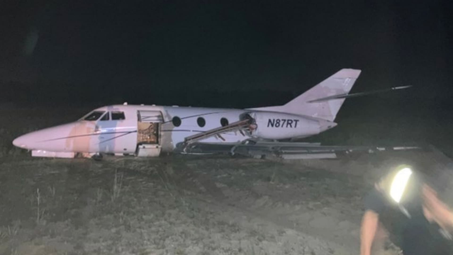 Falcon 10 N87RT Runway Excursion in Panama City After Thrust Reverser Error